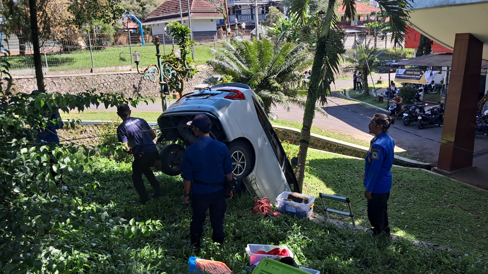 Mobil Terjun ke Halaman GOR Ewangga Kuningan, Tim Damkar Turun Tangan ...